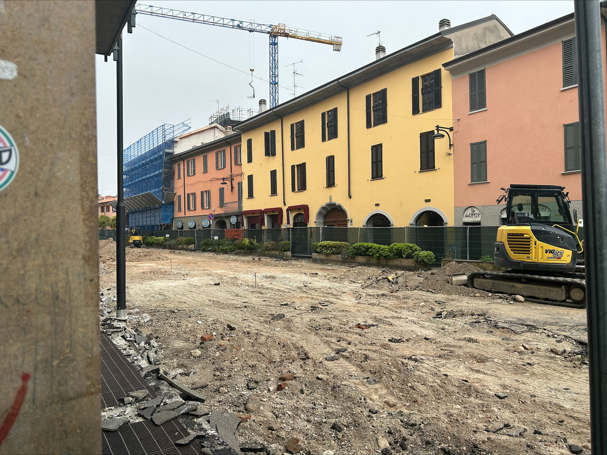 Via Cavallotti si trasforma: completata la rimozione dell'asfalto ...