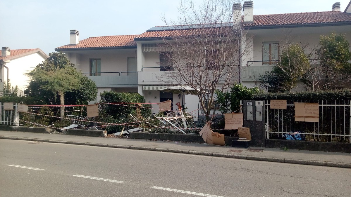 FOTO La protesta dei residenti di via Rodari: «Vogliamo dossi e ...