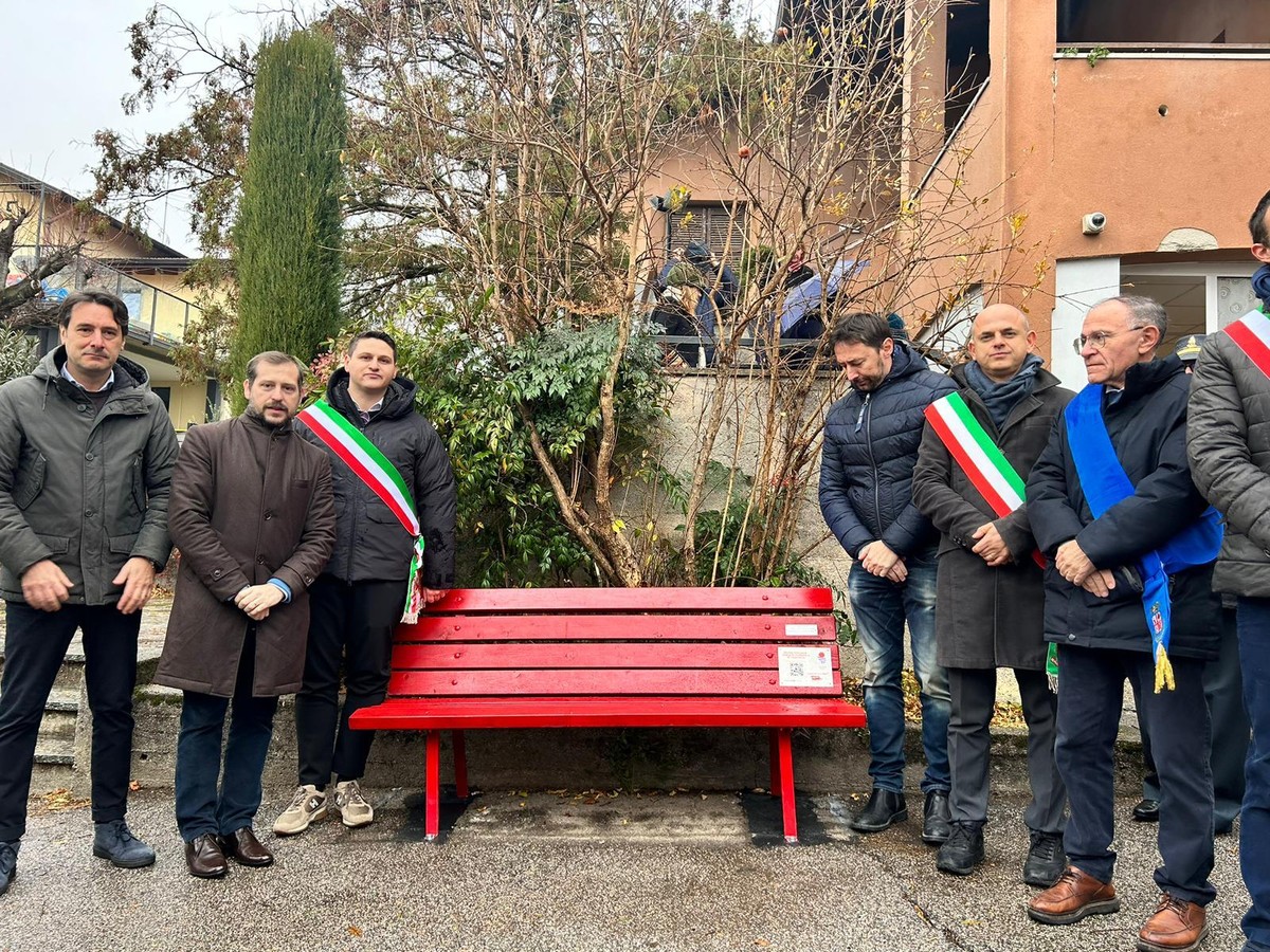 FOTO. Inaugurata a Barasso la panchina rossa dedicata a Giulia ...