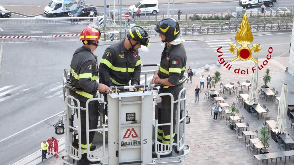 Vogliono fare foto dal tetto del Duomo di Como: recuperati dai vigili ...