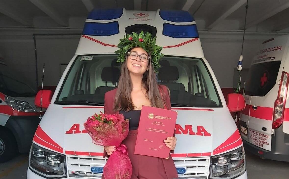 La volontaria della Croce Rossa di Luino Laura Bordin laureata con una ...