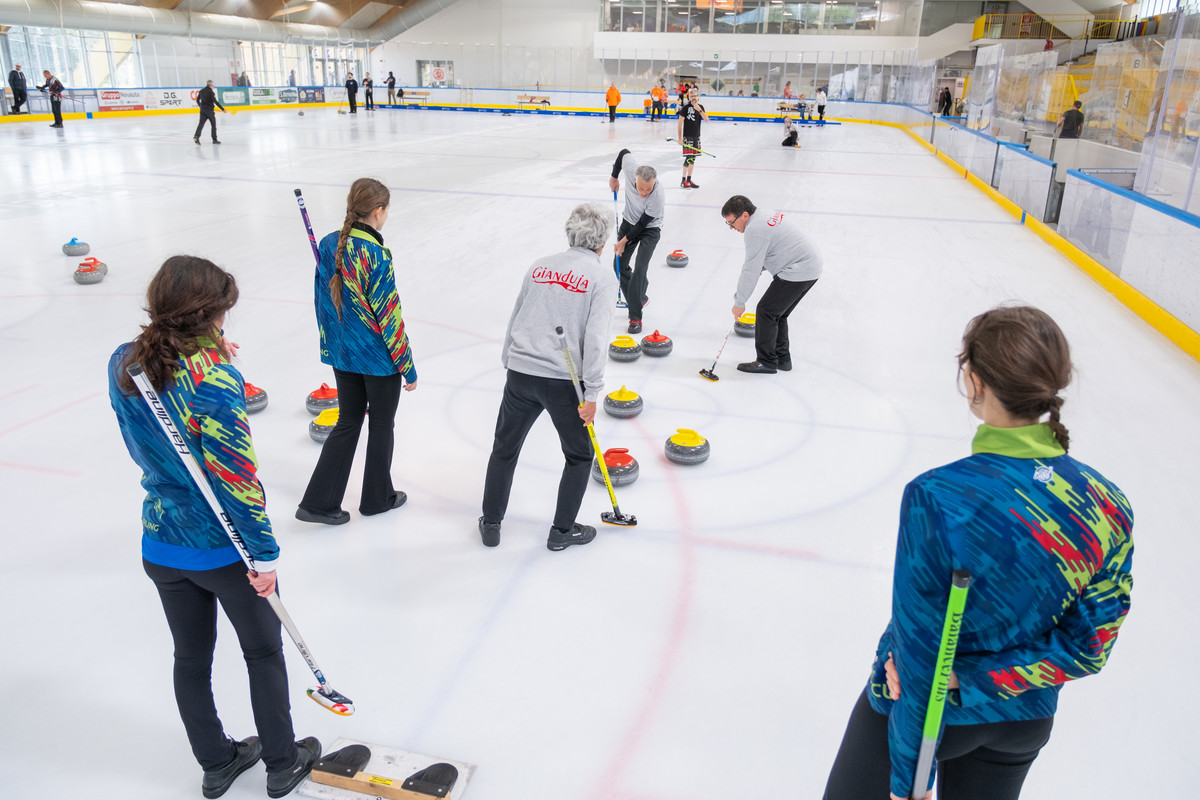 FOTO Anche il curling scalda il ghiaccio di Varese: grande successo per ...