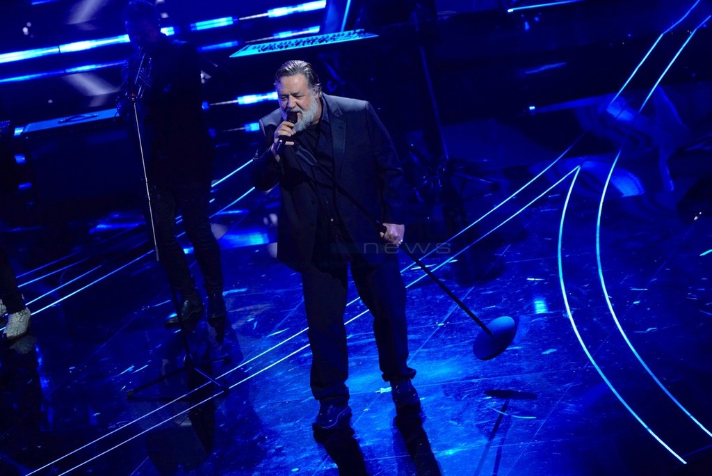 FOTO - Russell Crowe e la sua band infiammano il palco dell'Ariston. A ...